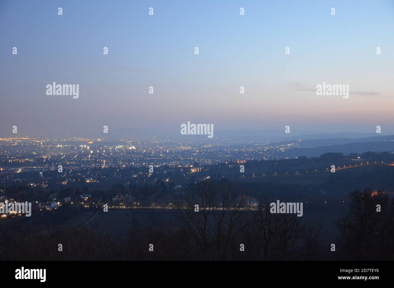 Wienerwald abend -Fotos und -Bildmaterial in hoher Auflösung – Alamy