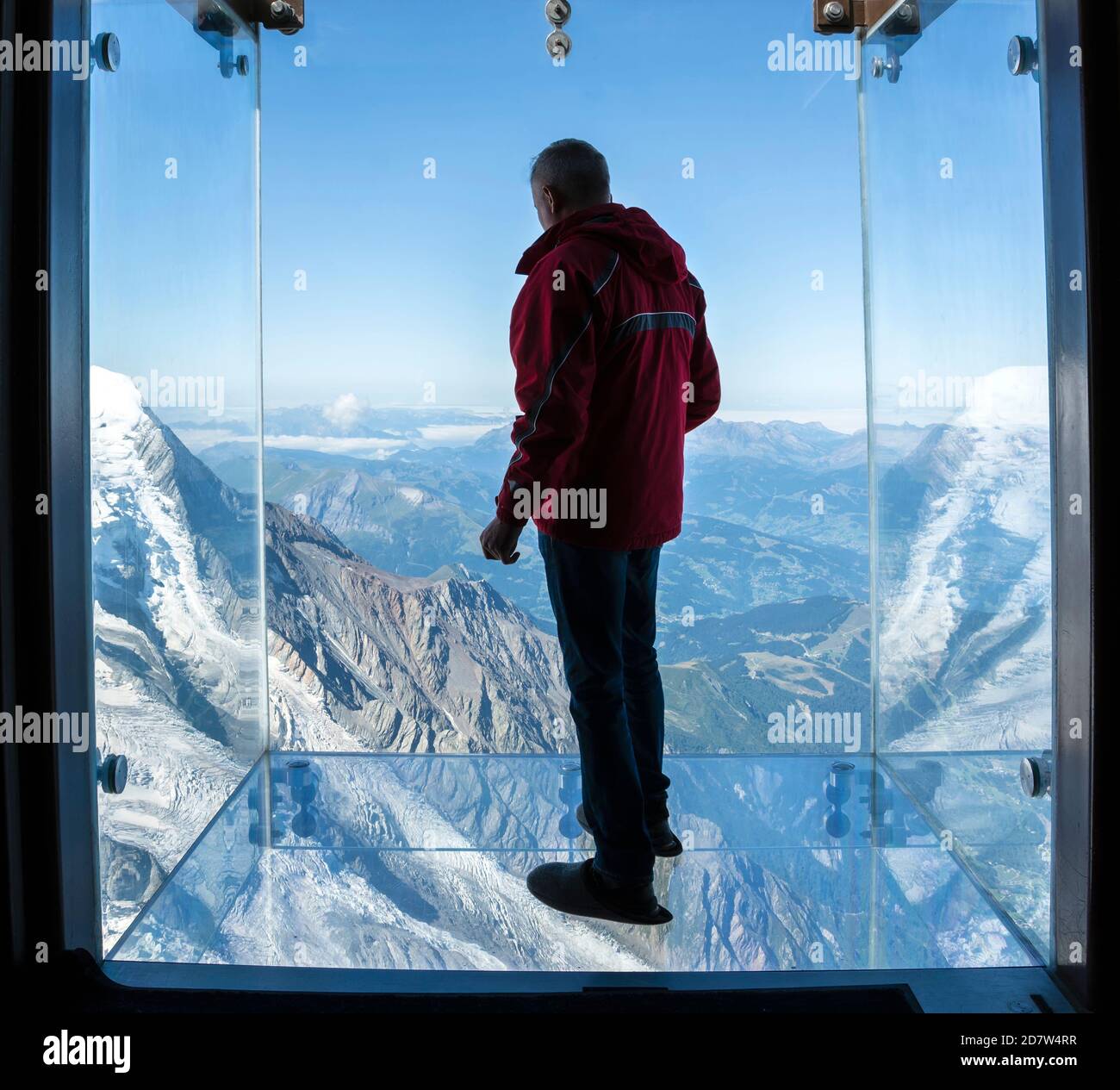 Tourist steht in der Glasbox "Step into the Void" auf dem Gipfel des Aiguille Du Midi (3842m ...