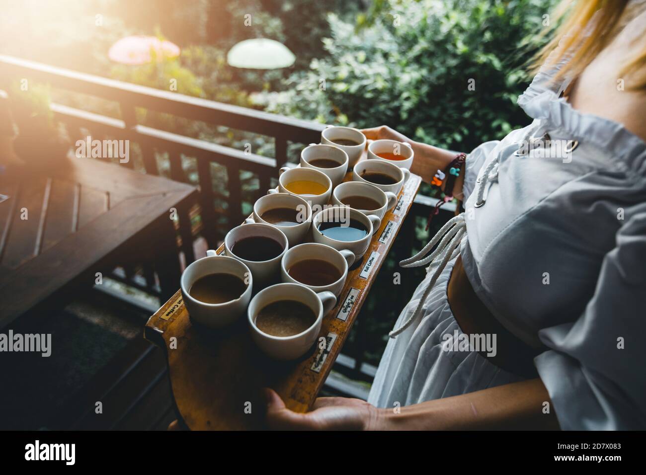 Mit kaffee servieren -Fotos und -Bildmaterial in hoher Auflösung – Alamy