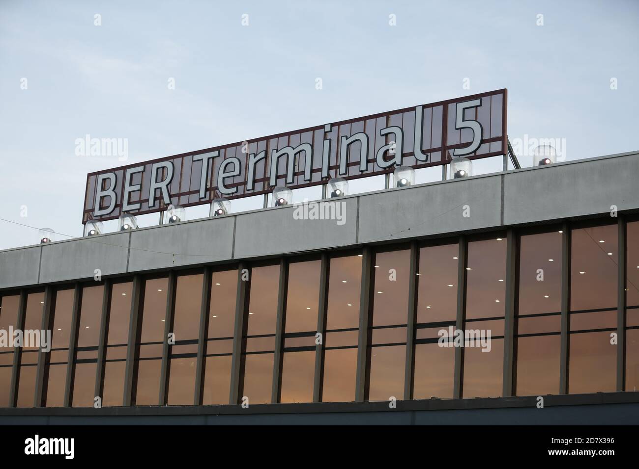 Brandenburg: Der alte Schriftzug SXF wurde entfernt und ein neuer ...