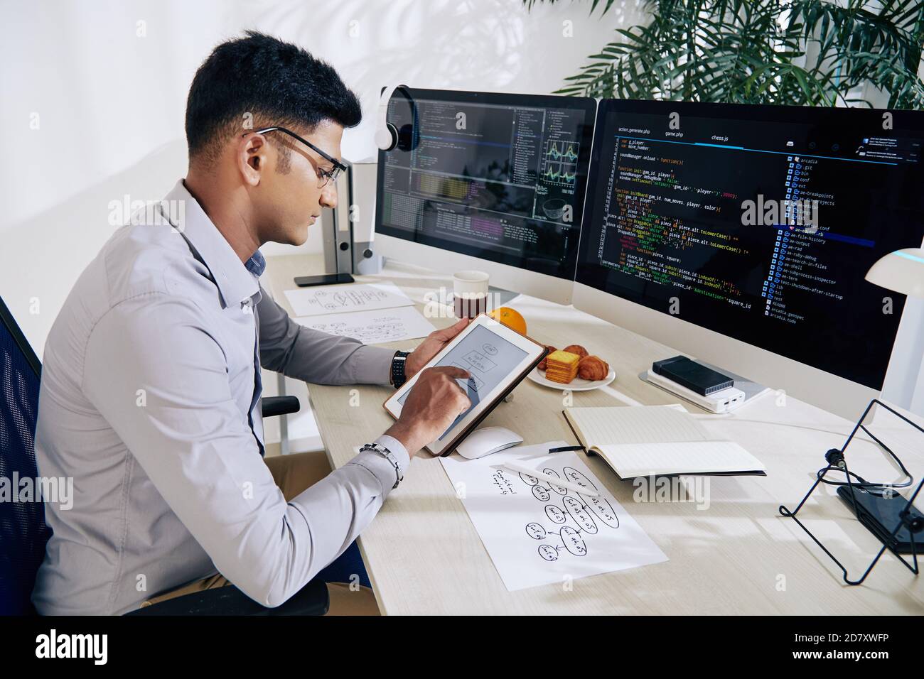 Softwareentwickler prüft mindmap Stockfotografie - Alamy