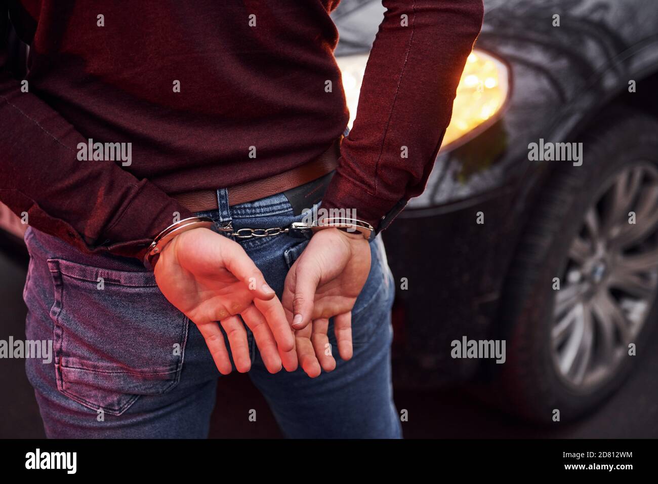 Frau in handschellen -Fotos und -Bildmaterial in hoher Auflösung – Alamy