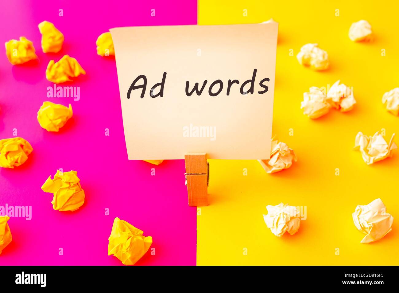 Ad Wörter Text auf Papier zerknittert Papier wads mit einem Blatt Aus ...