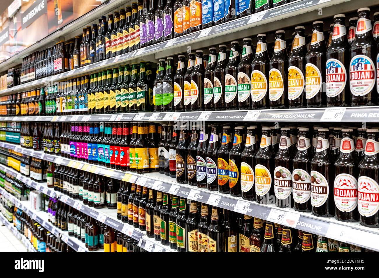 Bottles beer shelves shop -Fotos und -Bildmaterial in hoher Auflösung ...