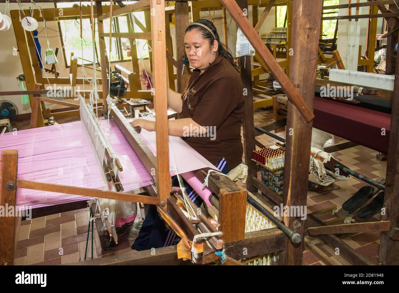 Frauen, die seide weben -Fotos und -Bildmaterial in hoher Auflösung – Alamy