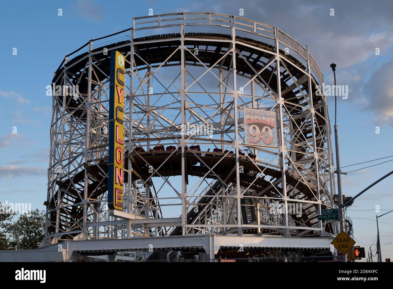 Cyclone roller coaster -Fotos und -Bildmaterial in hoher Auflösung – Alamy