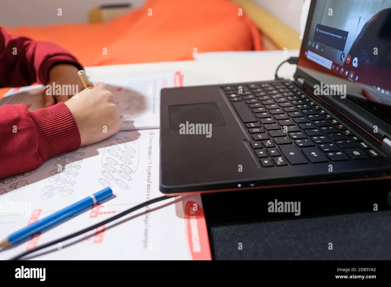 Schularbeiten schulen -Fotos und -Bildmaterial in hoher Auflösung – Alamy