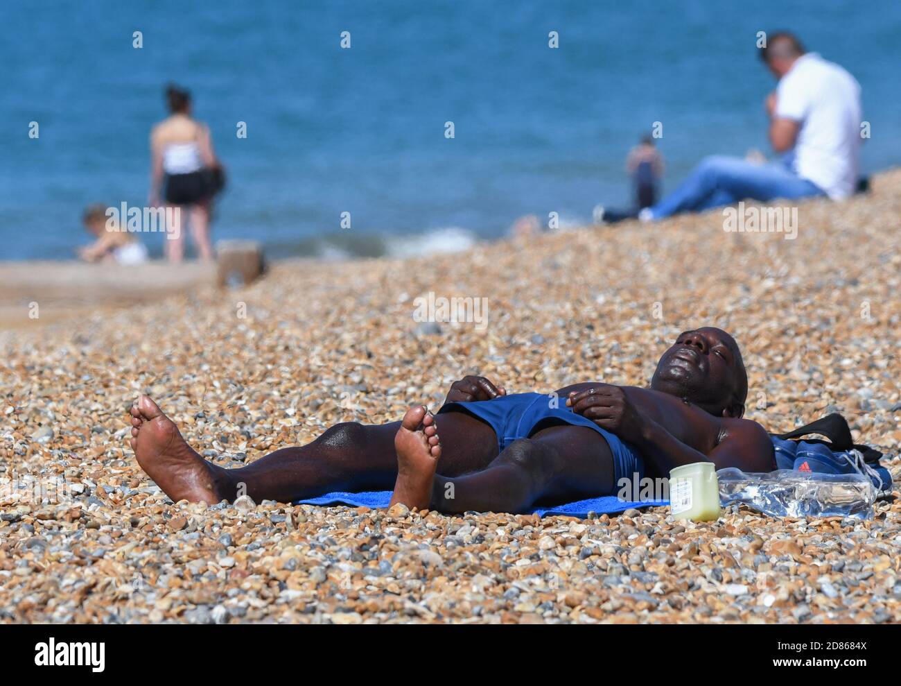 Mann beim sonnenbaden am strand -Fotos und -Bildmaterial in hoher ...