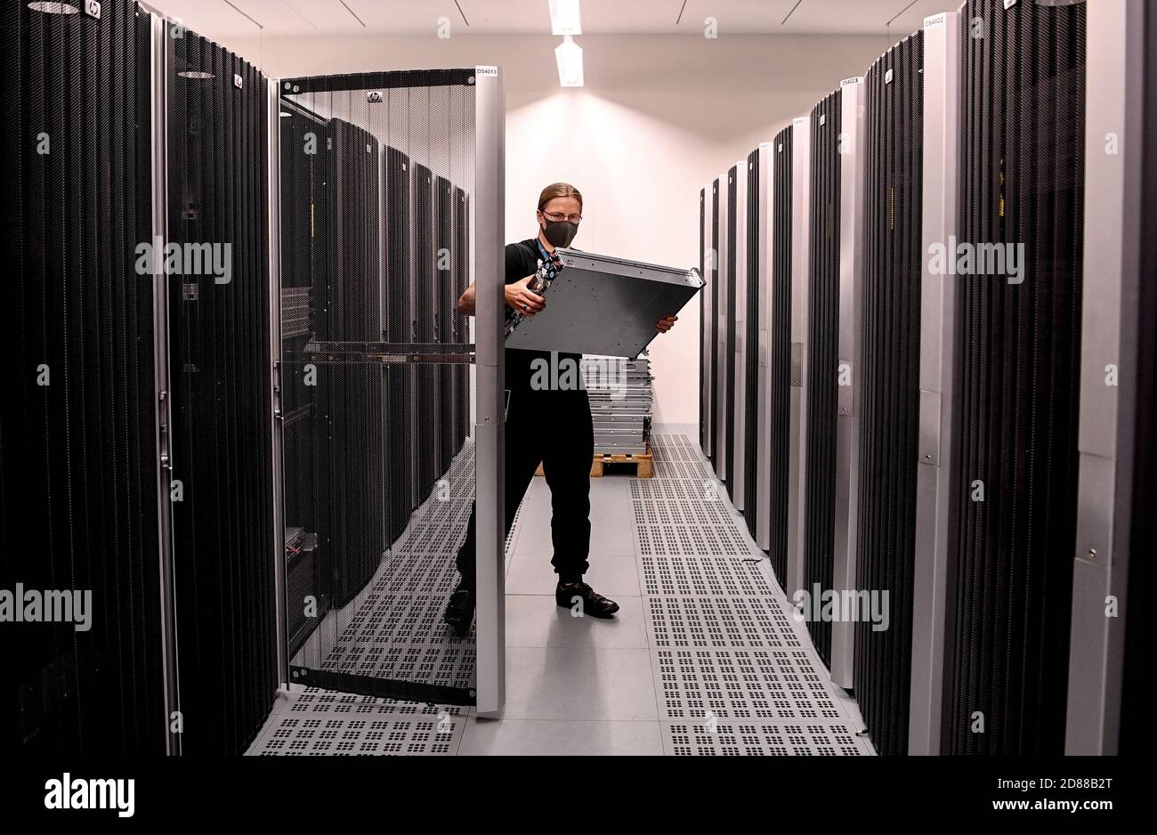 Berlin, Deutschland. Oktober 2020. Systemverwalter Alexander Landmann ...