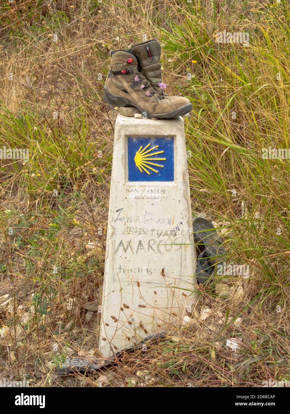 Wegweiser auf dem Camino de Santiago - Trinidad de Arre, Navarra ...