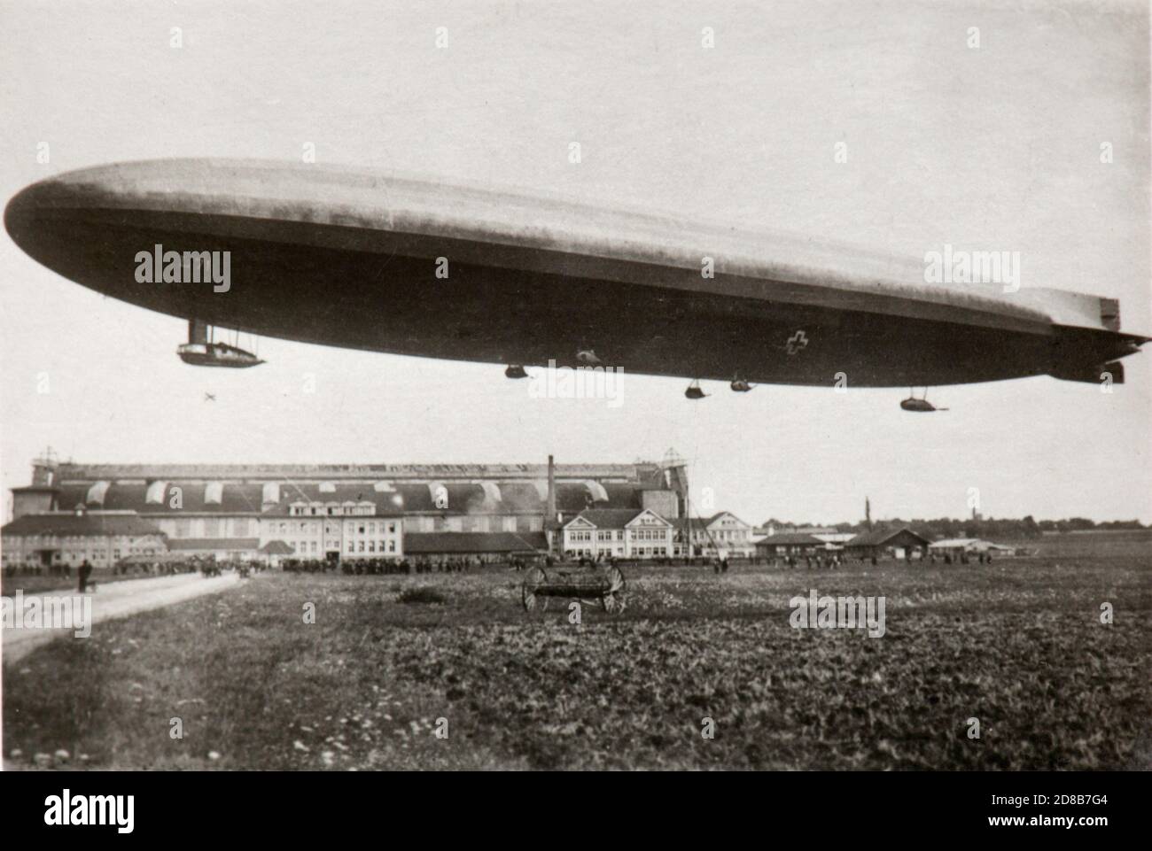 Graf zeppelin hangar -Fotos und -Bildmaterial in hoher Auflösung – Alamy