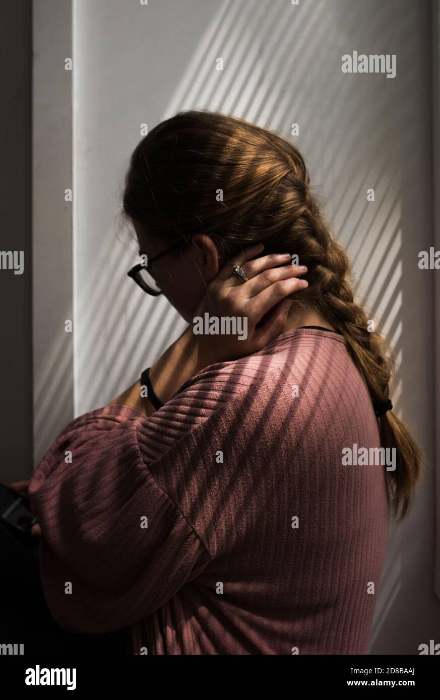 Traurige Frau Von Hinten Fotos Und Bildmaterial In Hoher Aufl sung traurige-frau-von-hinten-fotos-und-bildmaterial-in-hoher-aufl-sung