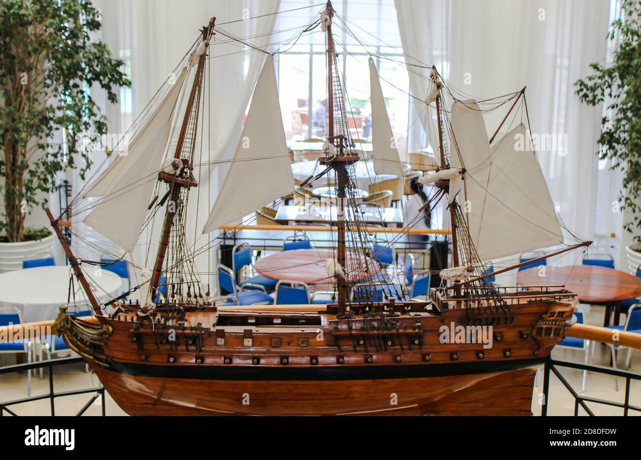 Modell eines Segelschiffs in einem Museum der zeitgenössischen Kunst Stockfotografie - Alamy