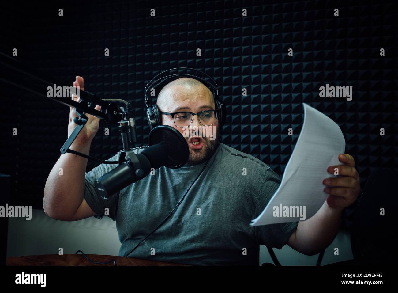 Radiomoderator newsreader -Fotos und -Bildmaterial in hoher Auflösung ...