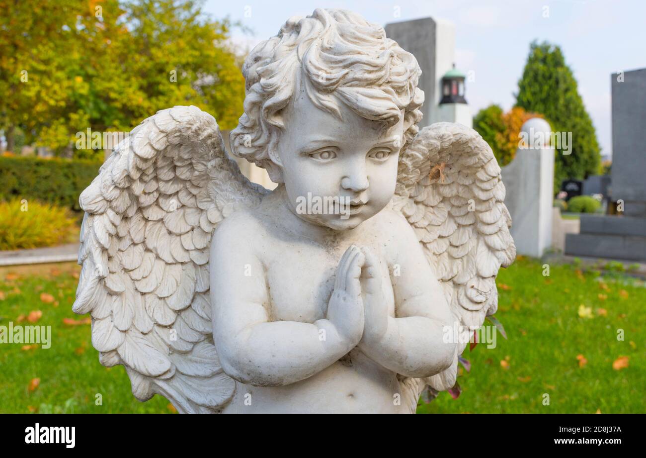 Angel Sculpture On Grave In Stockfotos und -bilder Kaufen - Alamy
