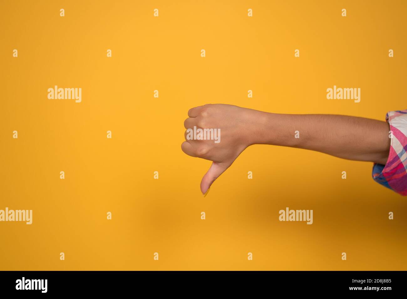 Daumen runter zeichen -Fotos und -Bildmaterial in hoher Auflösung – Alamy