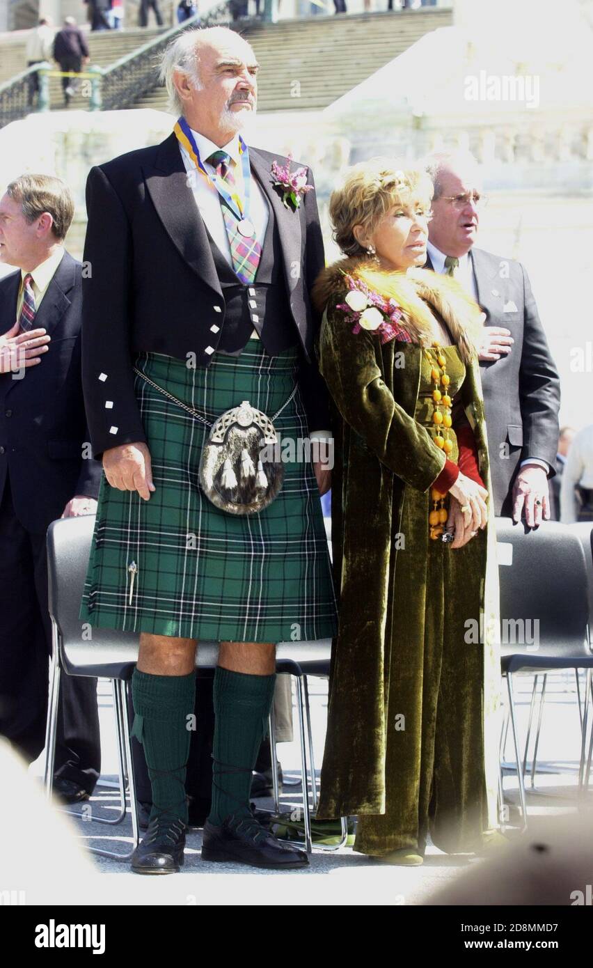 **DATEI FOTO** Sean Connery ist verstorben. Sir Sean Connery und Lady ...