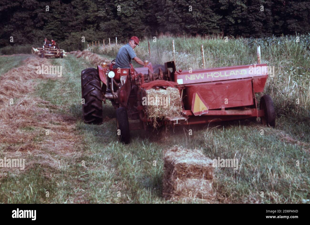 Die Heuballenmaschine wurde auf der Joseph Kimsey Farm in Robertstown ...