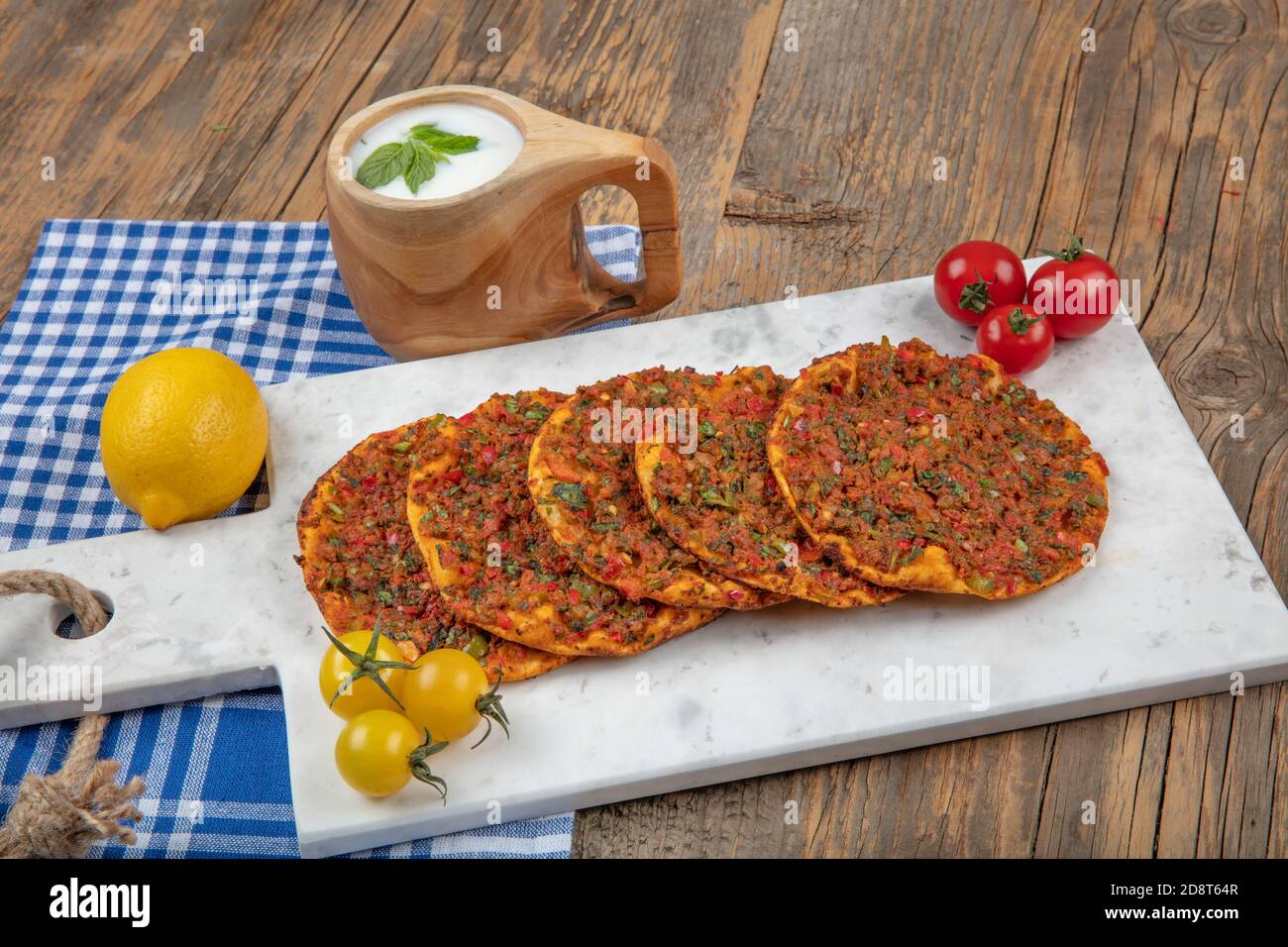 Türkische Mini Pizza Lahmacun, Mini Lahmacun. Türkischer Name; findik ...