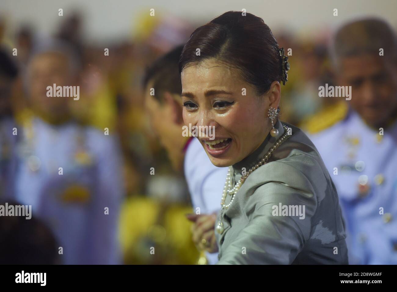 Thailändische Königin Suthida grüßen royalistische Anhänger.nach der buddhistischen Zeremonie im ...