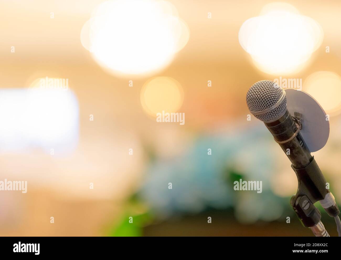 Microphone mic podium music -Fotos und -Bildmaterial in hoher Auflösung ...