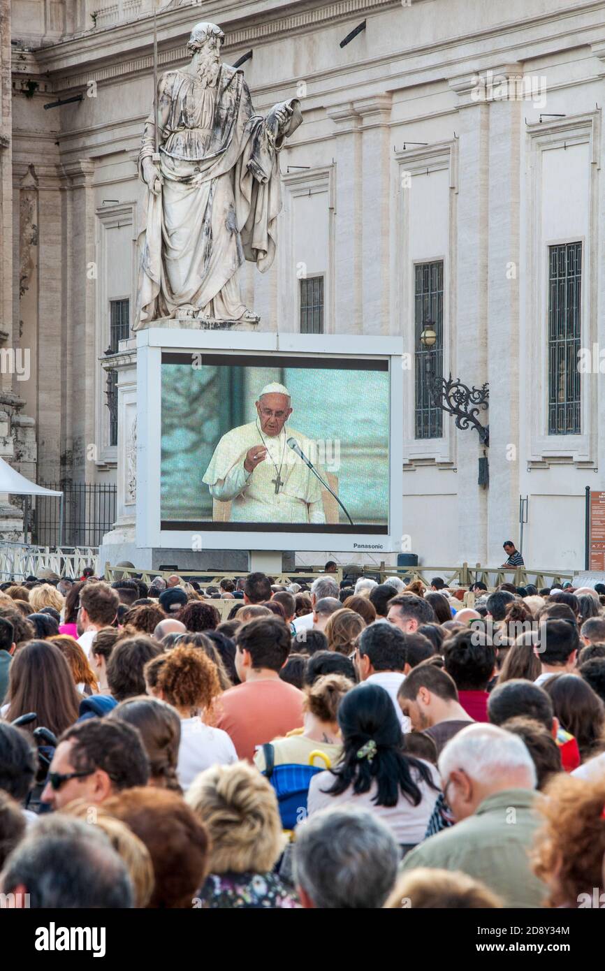 Rom, Italien. 14. Juni 2015: Audienz von Papst Franziskus auf dem Platz ...