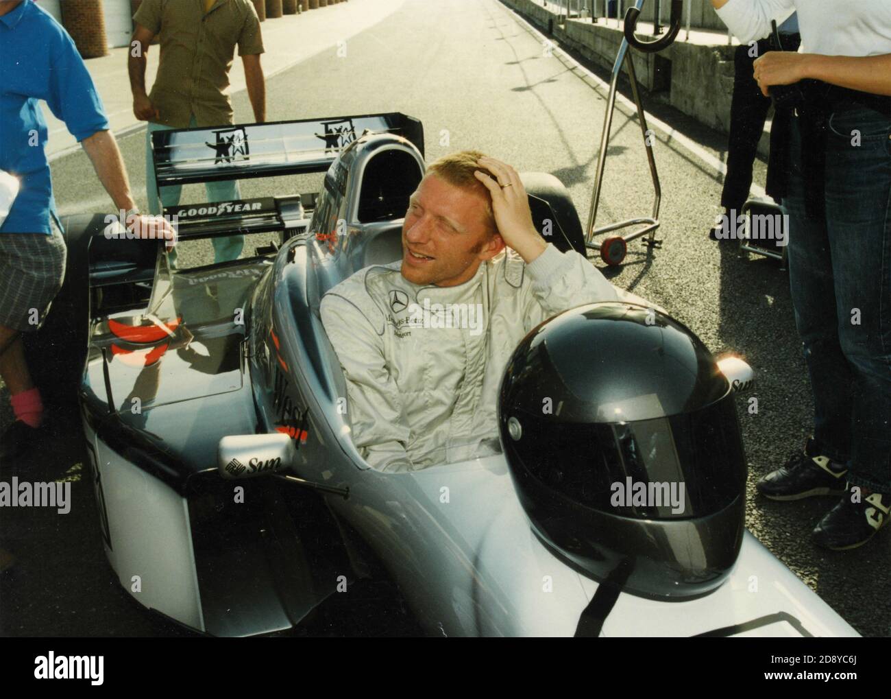 Deutscher Tennisspieler Boris Becker versucht Mercedes F1 Auto, 1990er ...
