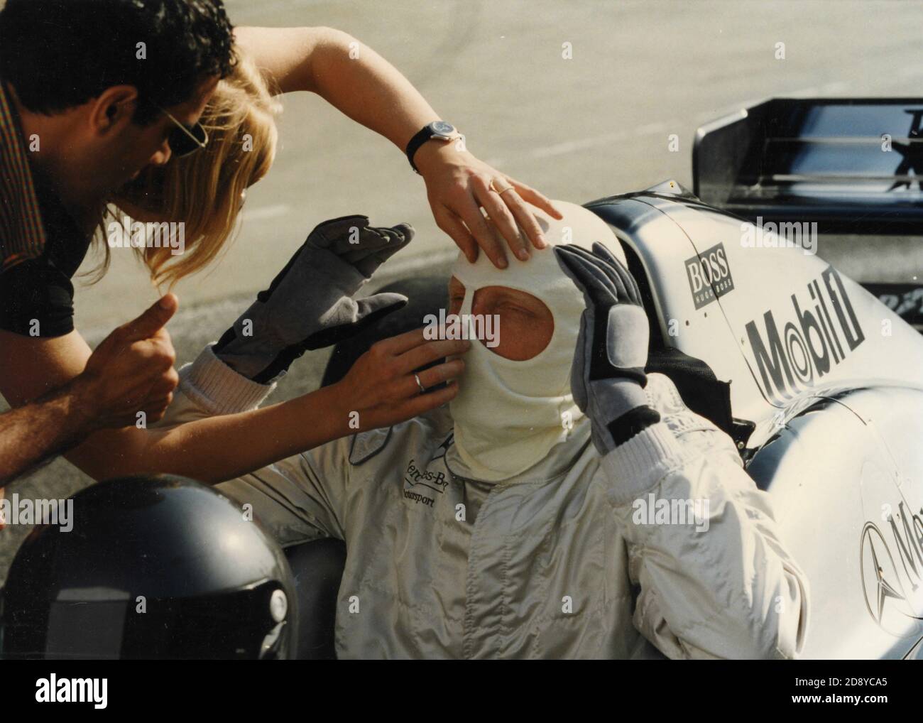 Deutscher Tennisspieler Boris Becker versucht Mercedes F1 Auto, 1990er ...