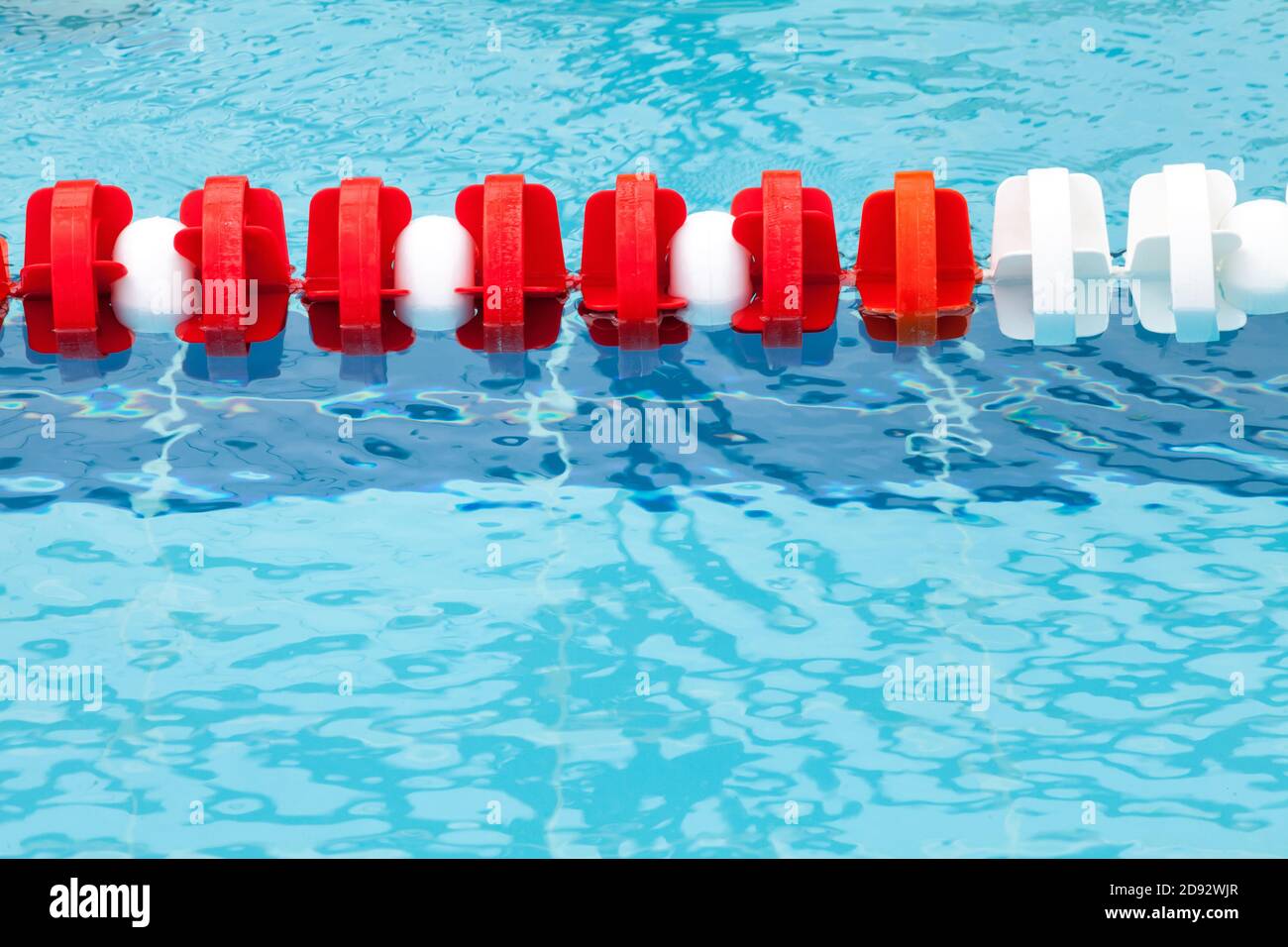 Lane Divider, Pool Markierungslinien. Pool mit Trennlinien. Blau, rot ...