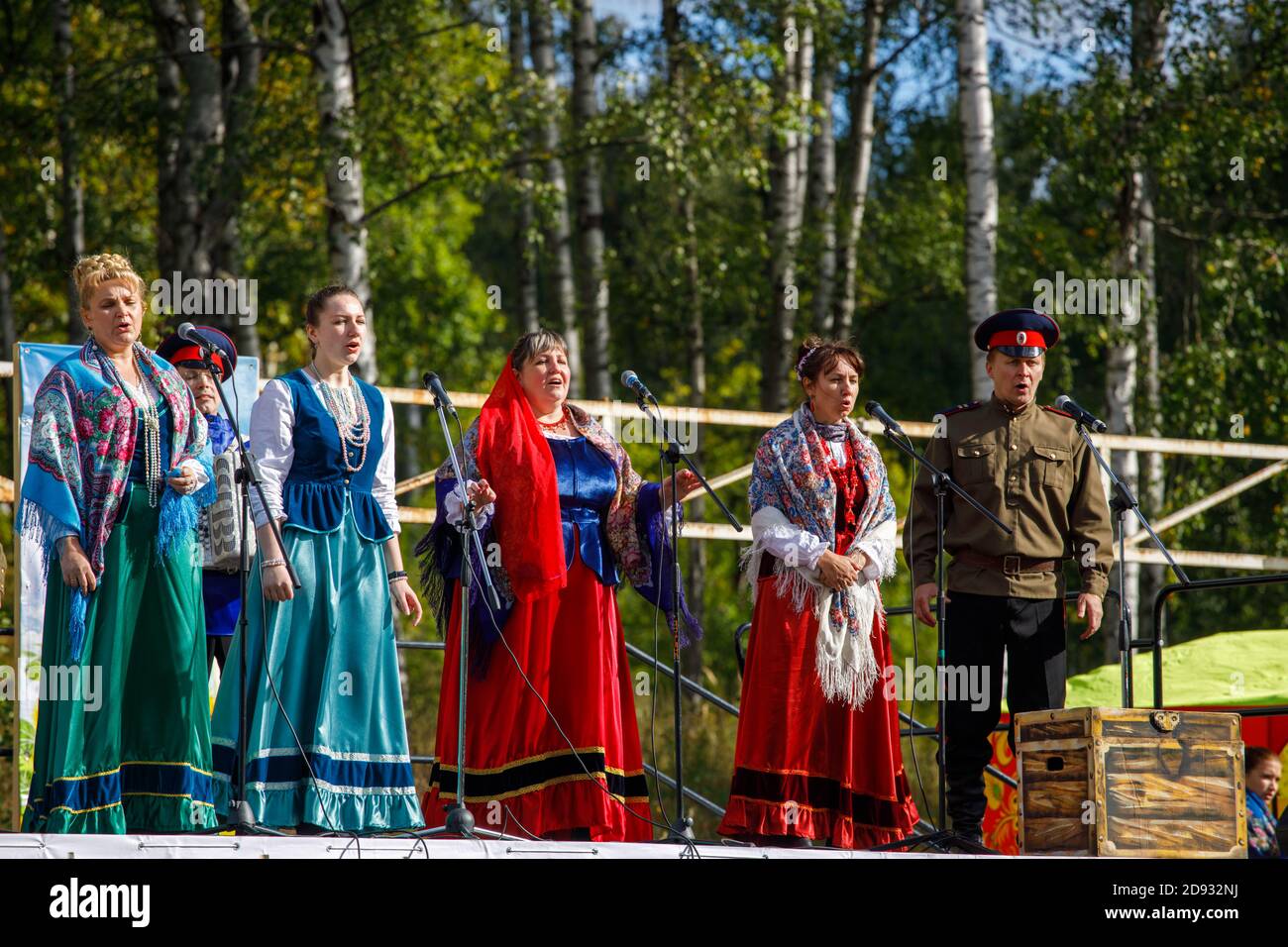 Russland. Vyborg. 10.10.2020. Menschen in Volkstrachten der Kosaken ...