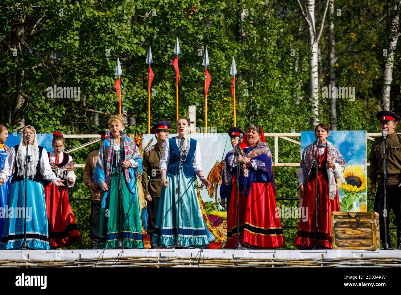 Menschen in traditioneller volkstracht der nationalen folkloremesse ...
