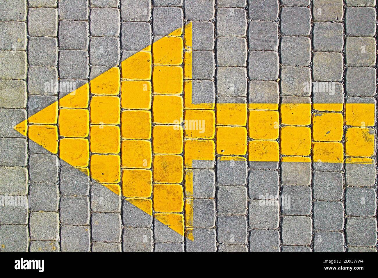 Gelber pfeil, der nach links zeigt -Fotos und -Bildmaterial in hoher ...