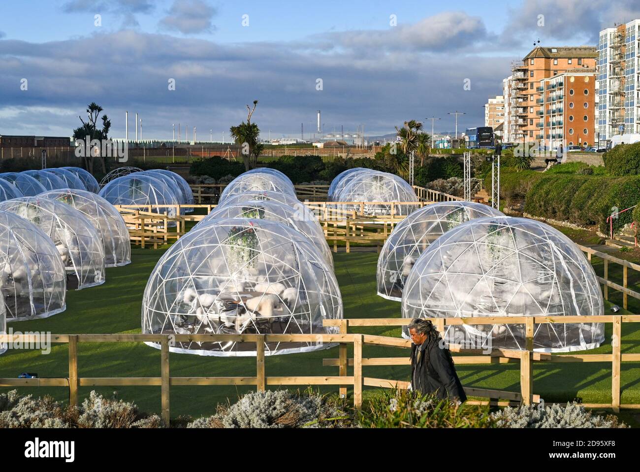 Brighton UK 3. November 2020 - das Igloo Dorf an der Rockwater Bar und ...