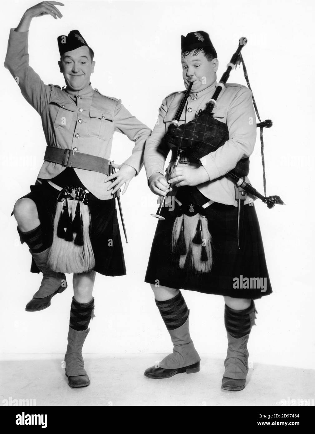 STAN LAUREL und OLIVER HARDY posierten in BONNIE SCOTLAND 1935 Regie JAMES W. Horne Hal Roach ...