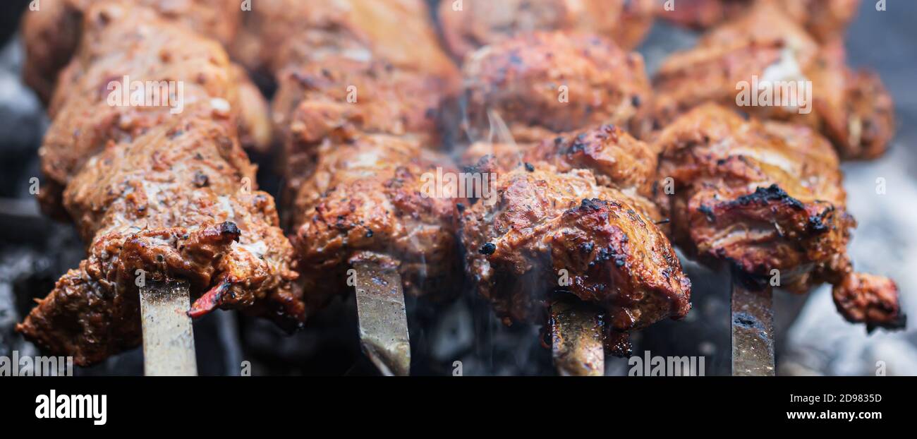Fleisch auf Spieße. Marinierte Schaschlik Vorbereitung auf einem Grill ...