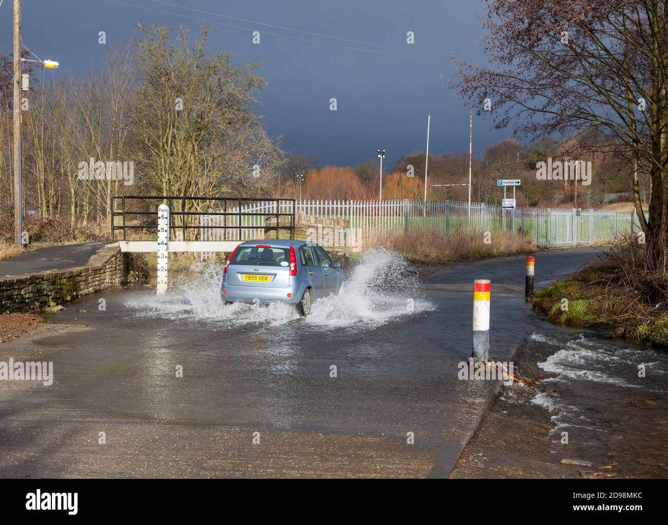 Ein Auto macht beim Durchfahren der ford in Thornhill Beck Lane ...