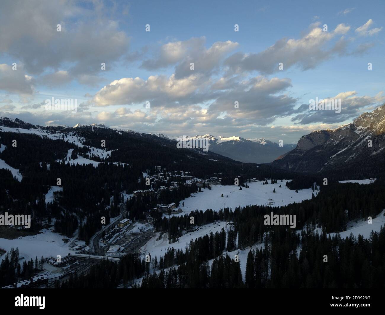 Sfondi di montagna -Fotos und -Bildmaterial in hoher Auflösung – Alamy