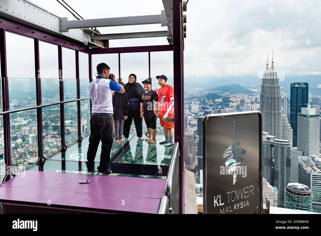 Besucher, die Fotos in der KL Tower Skybox auf Skydeck machen. Der KL ...
