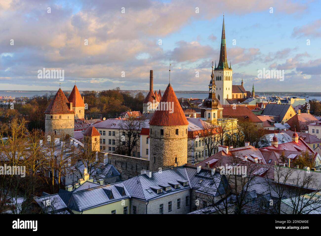 Mittelalterliche Mauer Tallinn Stockfotos und -bilder Kaufen - Alamy