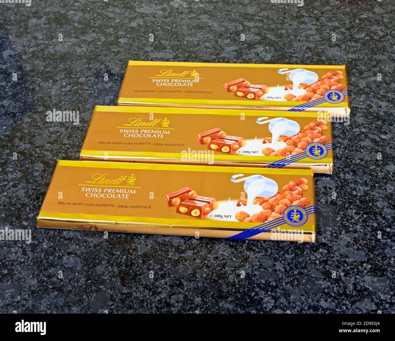 Drei tafeln schokolade -Fotos und -Bildmaterial in hoher Auflösung – Alamy