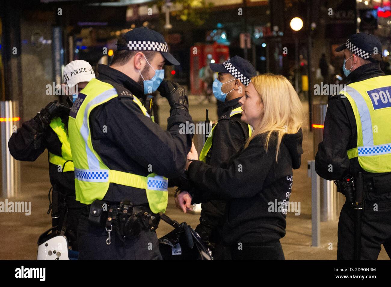 Frau wird verhaftet -Fotos und -Bildmaterial in hoher Auflösung – Alamy