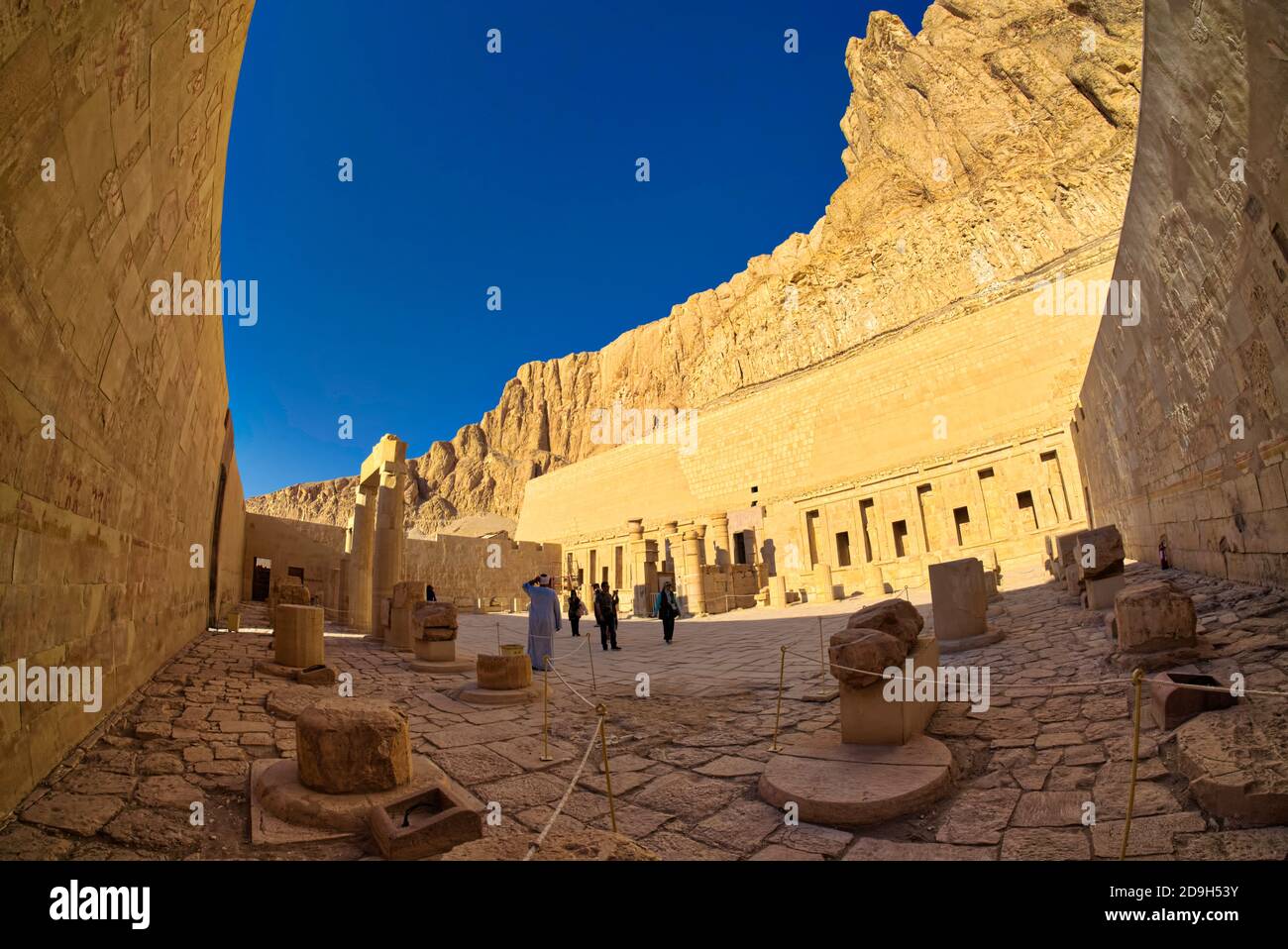 Zwei reihen von spalten -Fotos und -Bildmaterial in hoher Auflösung – Alamy