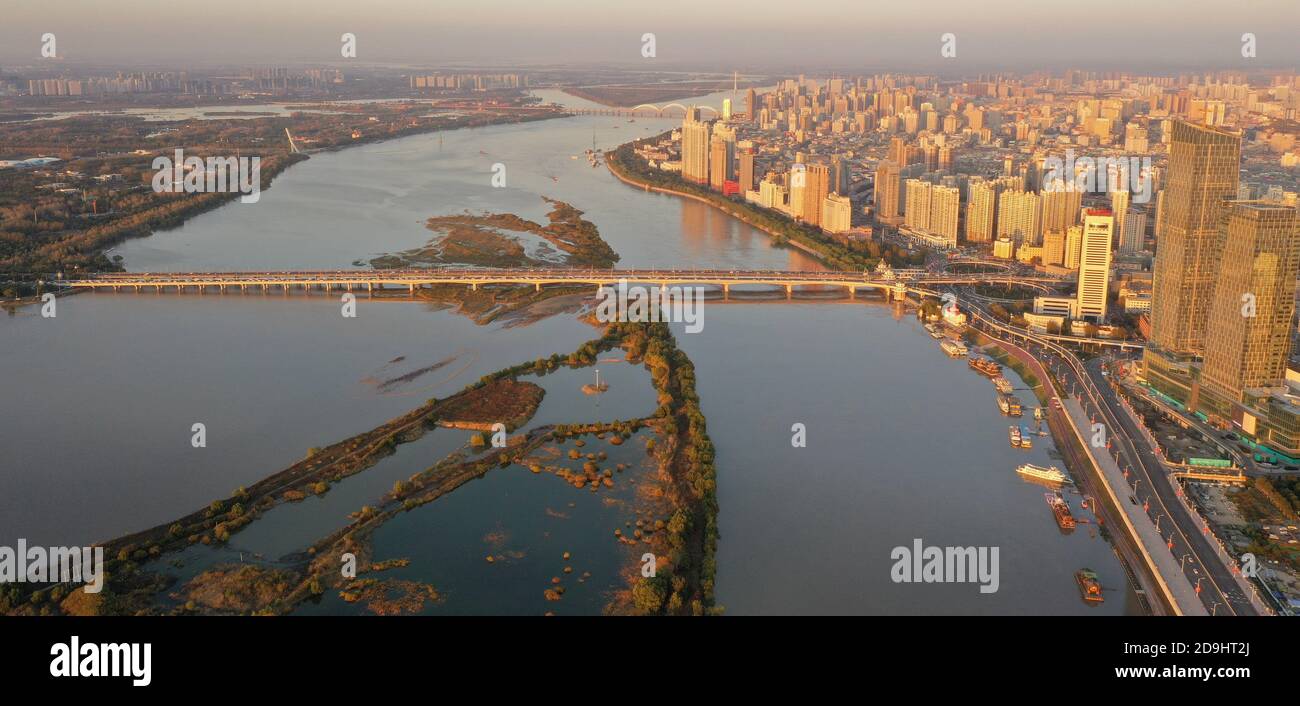 Eine Luftaufnahme von Fahrzeugen, die sich auf der Songhua River ...