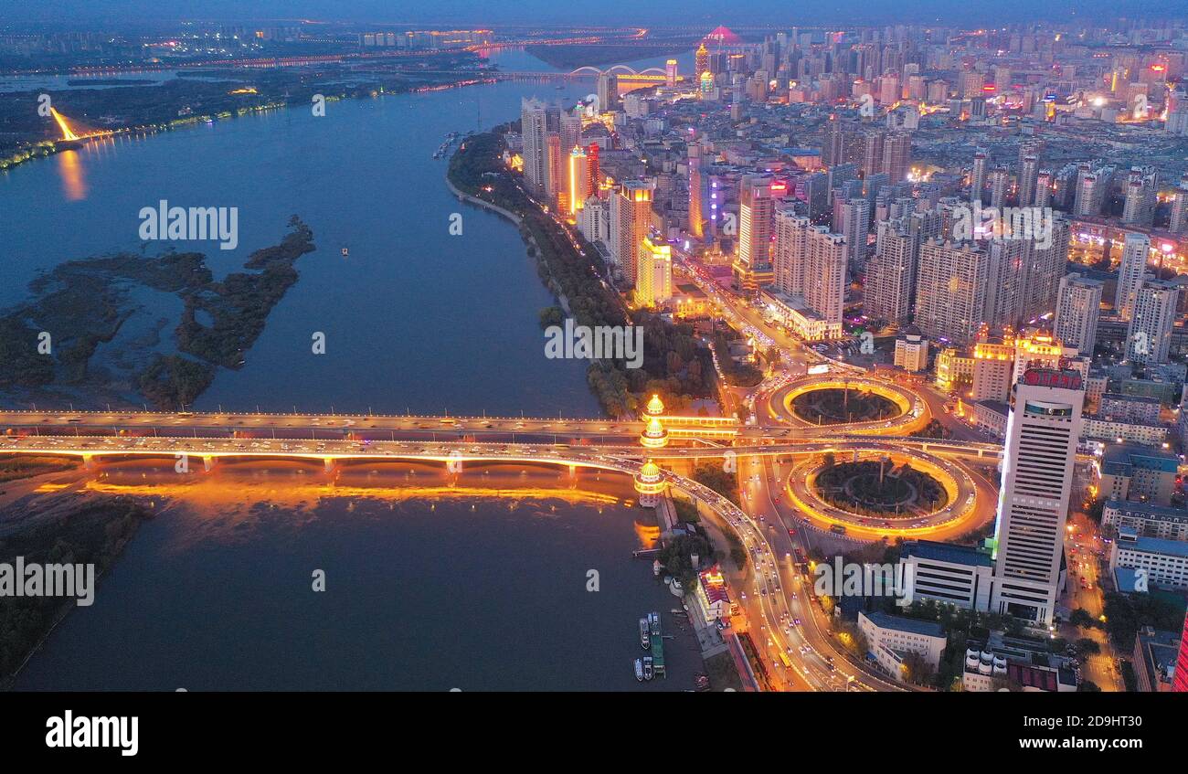 Eine Luftaufnahme von Fahrzeugen, die sich auf der Songhua River ...