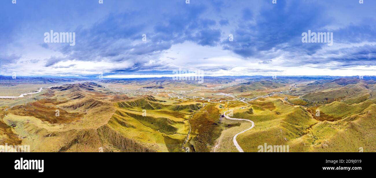 Luftbild des Feuchtgebiets mit Herden von Rindern und Schafen, zieht ...