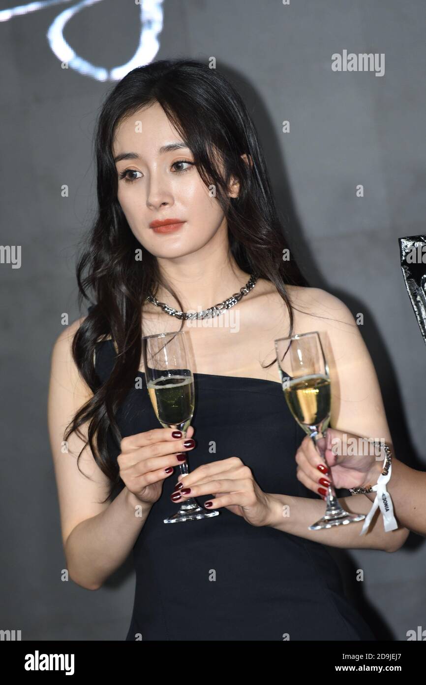 Die chinesische Schauspielerin und Sängerin Yang Mi besucht eine ...