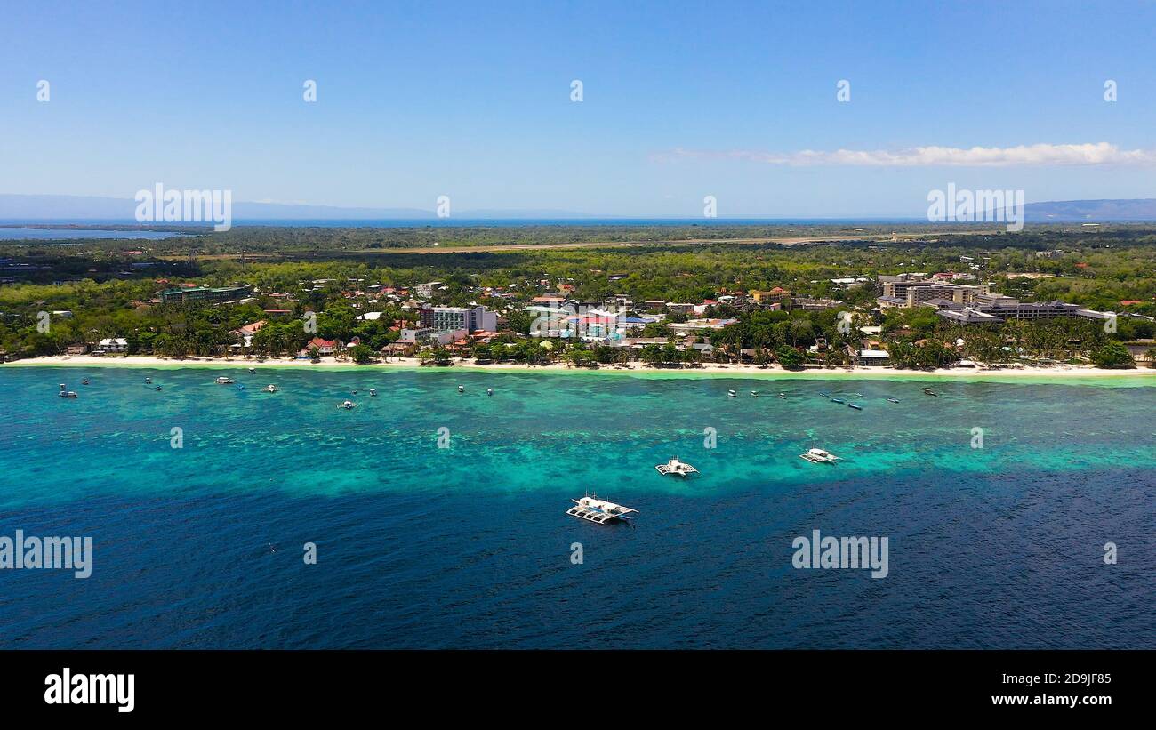 Luftaufnahme von oben auf Sandstrand, Palmen und Meer. Alona Strand und azurblaues Wasser ...