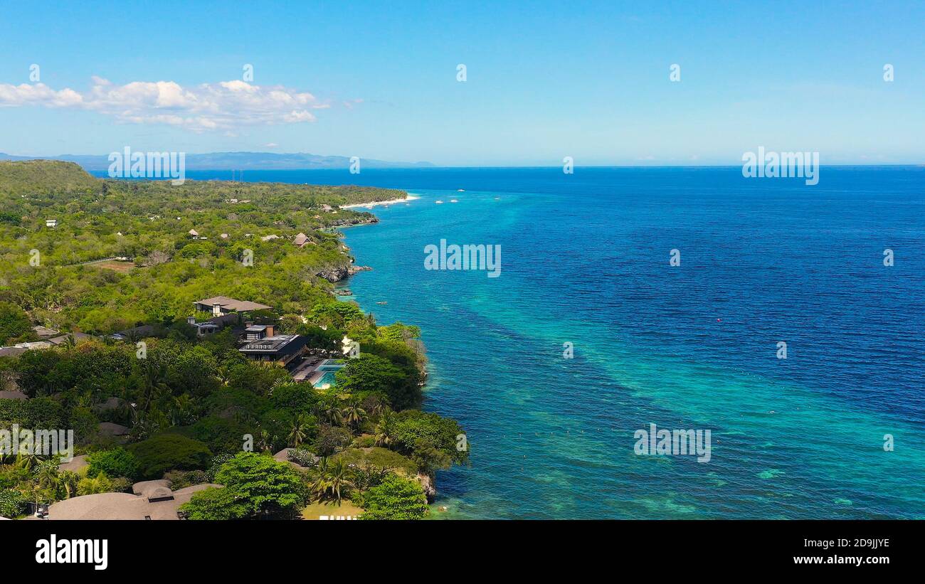Luftaufnahme von oben auf Sandstrand, Palmen und Meer. Alona Strand und azurblaues Wasser ...