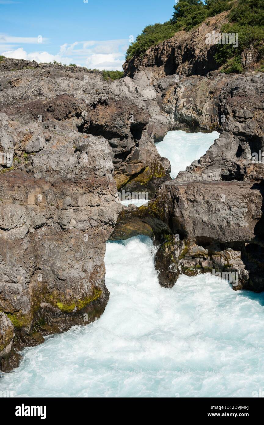 Barnafoss ist ein gefährlicher isländischer Wasserfall im Westen der ...