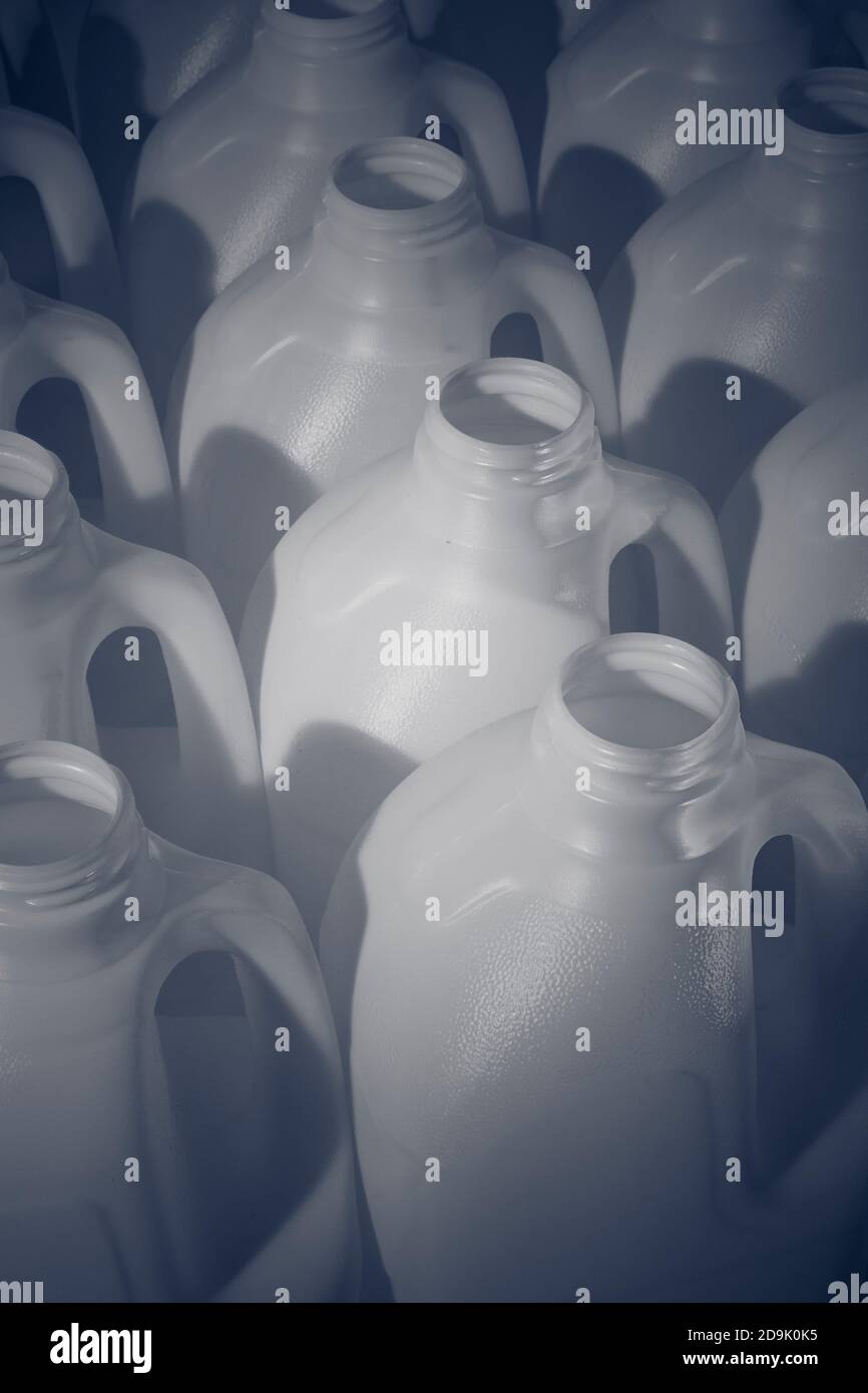 Milchflaschen 2l -Fotos und -Bildmaterial in hoher Auflösung – Alamy